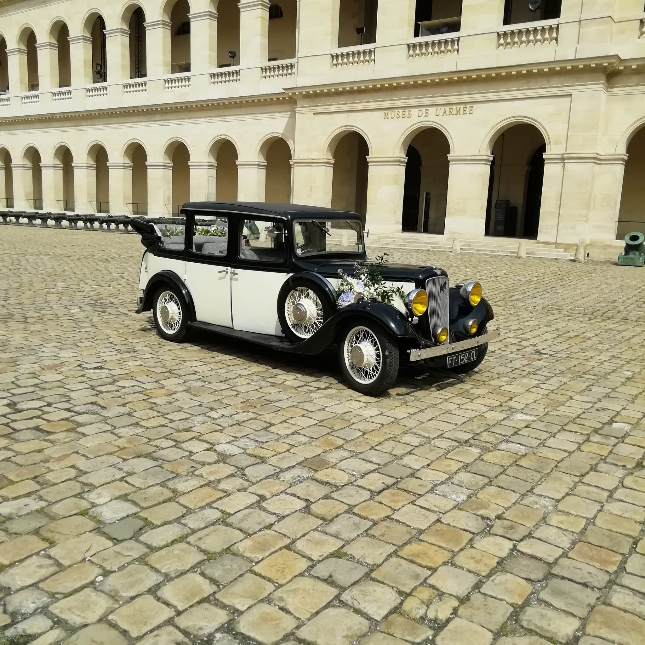 City tour in a unique 1930s British convertible - ArtLuxury Experience